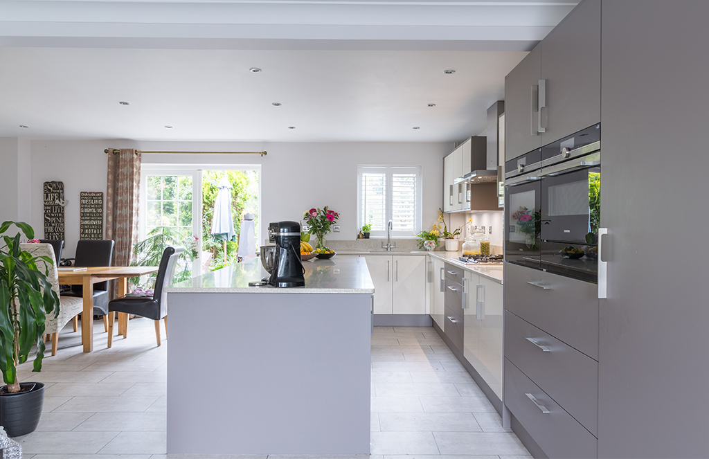 Zurfiz Doors in Ultramatt Metallic Basalt & Ultragloss Cream