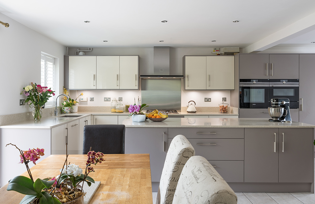 Zurfiz Doors in Ultramatt Metallic Basalt & Ultragloss Cream